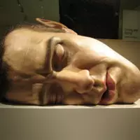 Skulptura hiperrealiste nga Ron Mueck