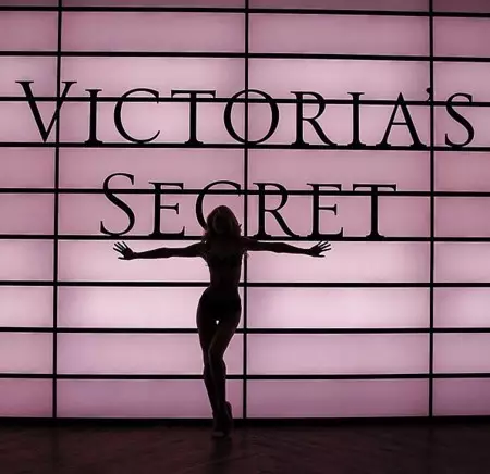 Dari Elsa Hosk yang telanjang hingga selfie model baru, Victoria's Secret membuat Instagram terbakar 101758_33