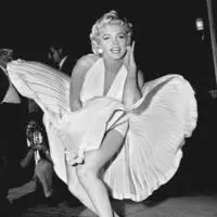 Marilyn Monroe waxaa qoray William Travilla