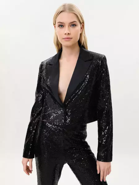 Cách mặc áo blazer đính sequin và thành công