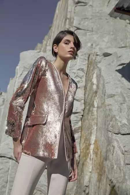 Comment porter le blazer à sequins et réussir