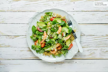 Asiatisk Stil Sallad Med Quinoa Och Räkor