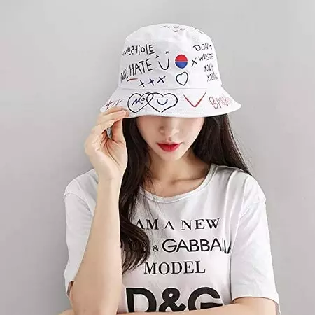 Chapeau seau en blanc avec motif lettre sur Amazon