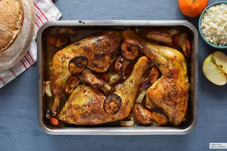 Poulet au four avec légumes aux pommes et sauce aux mandarines