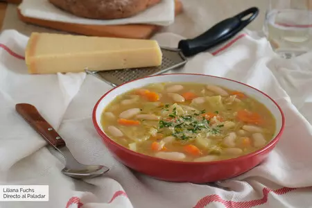 Romige Bonensoep Met Groenten En Parmezaan