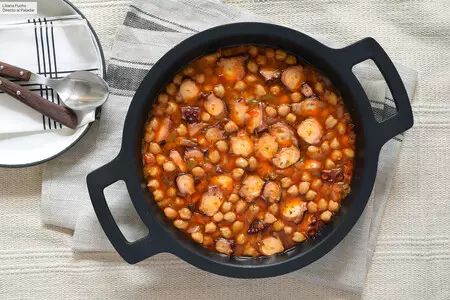 タコとひよこ豆の煮込み