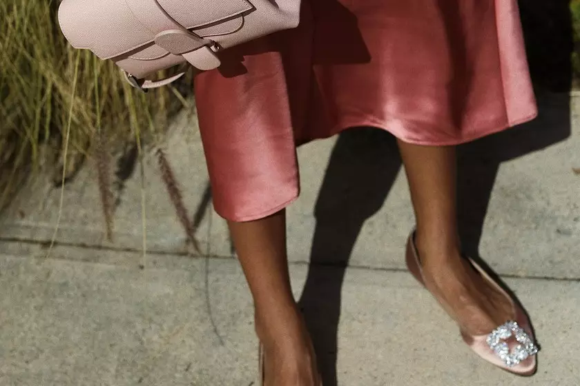 Rôzne spôsoby, ako skombinovať ružové šaty s topánkami a taškou (a preč s tým)