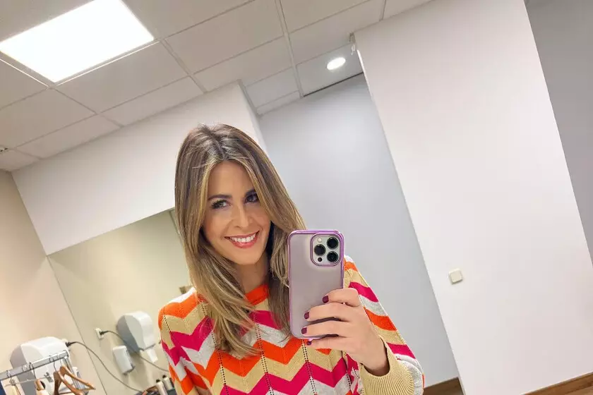 Nuria Roca inšpiruje náš jarný look vďaka farebnému svetru s cik-cak potlačou