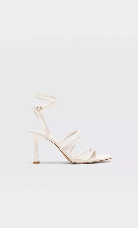 https://www.stradivarius.com/en/tac%C3%B3n-sandals-straps-c0p306132285.html?colorId=002