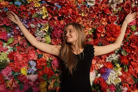 Meisje lizzend op blommen