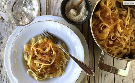 Italiaanse Pasta Met Gekarameliseerde Uien