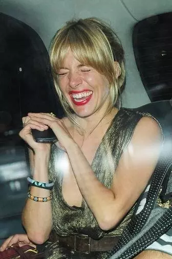 Meriv çawa bi Blackberry, xwişka xwe û sêwirana xweya bijare re partiyek otomobîlê bavêje ji hêla Sienna Miller 221924_3