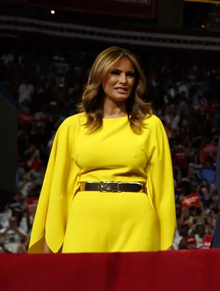 melania trump njano jumpsuit