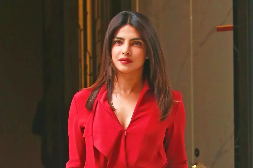 Celebrity majú jasno: červená kožená sukňa je neomylným kúskom, ktorý vytvára vzhľad, na ktorý sa len ťažko zabúda