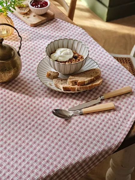 Ilaphu letafile eliprintiweyo leGingham Gbp10 Eur12 Ceramic Scalloped Bowl Gbp4 Eur4 50 3pc Wooden Cutlery Set Gbp5 Eur6