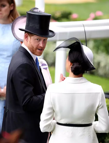 Meghan Markle Low Updo na Headpiece4