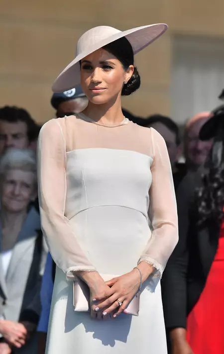 Picha ya chini ya Meghan Markle na Kichwa 1