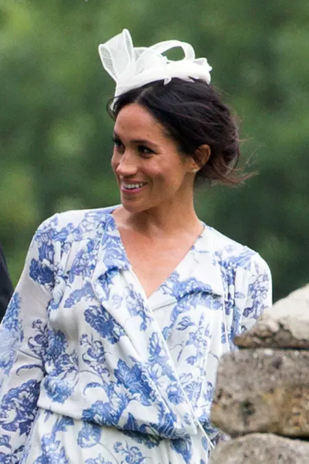 Meghan Markle Updo Low na Fascinator5