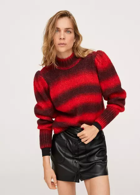 Sweater bergaris merah dan merah marun dengan bahu berkumpul. Salah satu sweater bintang musim ini, yang terjual habis saat Paula Echevarría memakainya, tetapi sudah diganti. Harganya 39,99 euro.