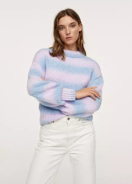 Sweater bergaris dengan warna biru muda dan pink bubuk. Harganya 29,99 euro.