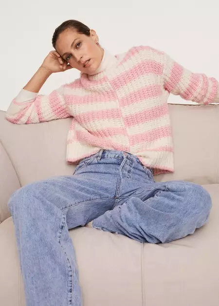 Sweater rajut pink dan putih. Harganya 39,99 euro.