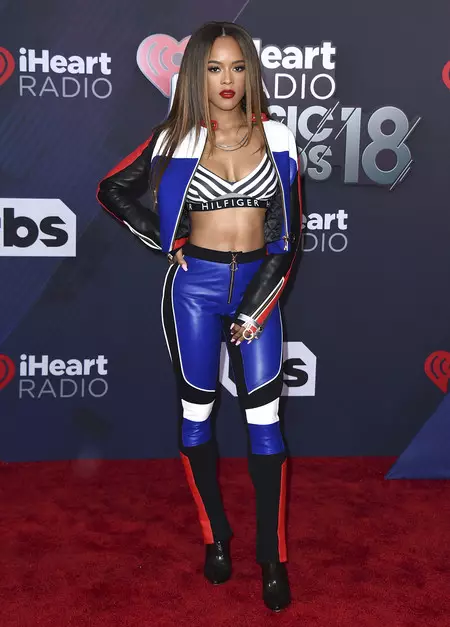 ruĝa tapiŝo iheartradio muzikaj premioj ruĝa tapiŝo Serayah Mcneill