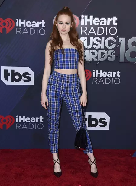 ruĝa tapiŝo iheartradio muzikaj premioj ruĝa tapiŝo Madelaine Petsch