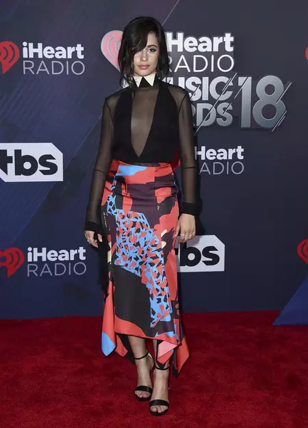 cairpéad dearg Gradaim ceoil iheartradio cairpéad dearg Camila Cabello