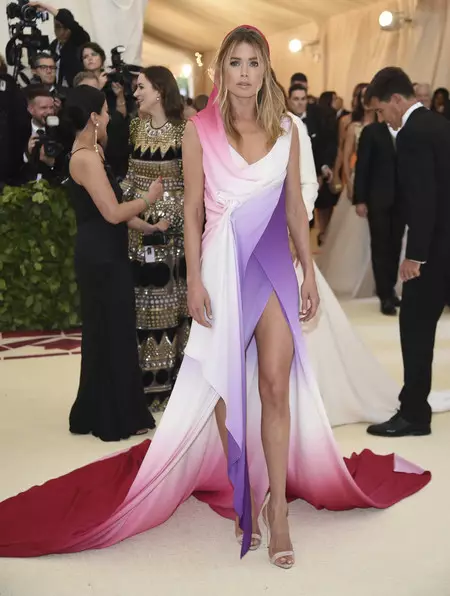 Sienna Miller Alikutana na Gala 2018