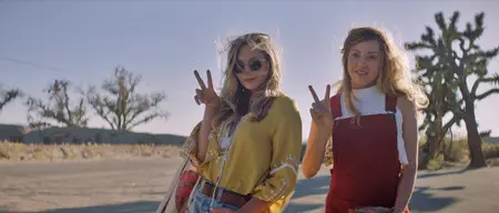 Ingrid Aubrey Plaza i Taylor Elizabeth Olsen pozują do zdjęcia w Ingrid Goes West dzięki uprzejmości Neon