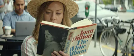 Ingrid Aubrey Plaza liest an einem öffentlichen Ort in Ingrid Goes West Courtesy Of Neon