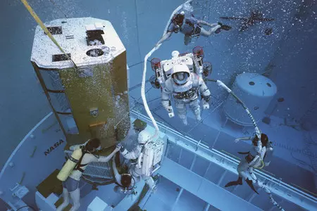 Neutral Buoyancy Simulator Solar Max ტრენინგი