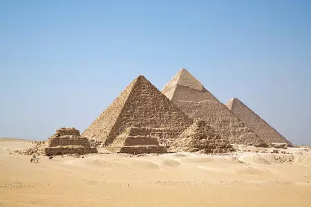 Holl Pyramidiau Giza