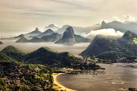 Rio De Janeiro pri pohľade z mestského parku v Niteroi