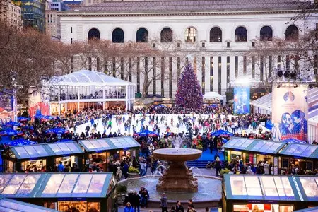 Зимняя деревня в Брайант-парке в Нью-Йорке, США