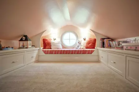 Round Window Reading Nook 540x359