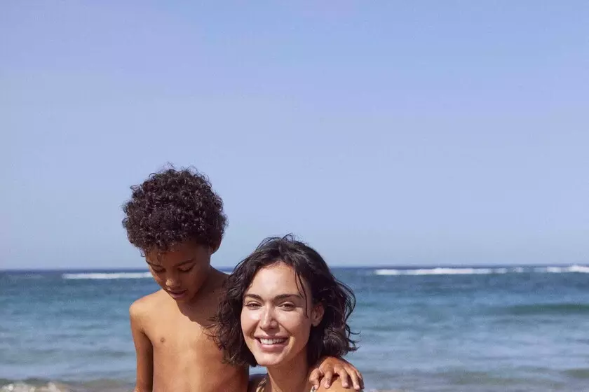 Gawe pantai sampeyan katon luwih nyenengake kanthi rasukan 'mini me' kanggo kabeh kulawarga