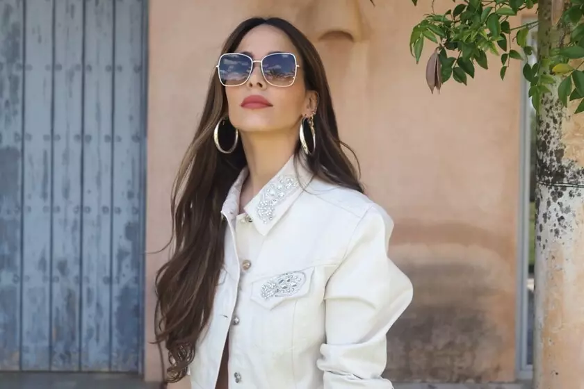 Oversized zonnebrillen brengen glamour, vrouwelijkheid en verleiding in elke look, zoals Rocío Osorno en Liu Jo goed weten.