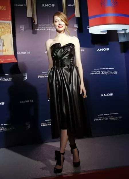 emma stone vestit cuir negre