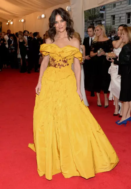 Katie Holmes Marchesa သည် Gala 2014 တွင်တွေ့ခဲ့သည်။