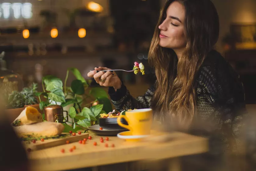 Wëllt Dir och kachen fir glécklech ze sinn, awer et feelt Zäit? Alexa kënnt op Är Rettung