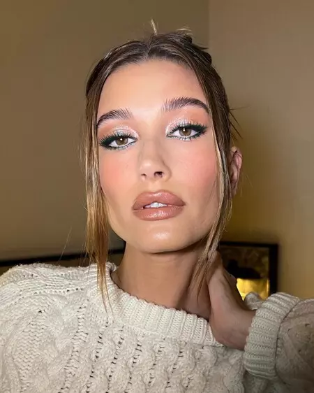 hailey bieber lip liner makeup