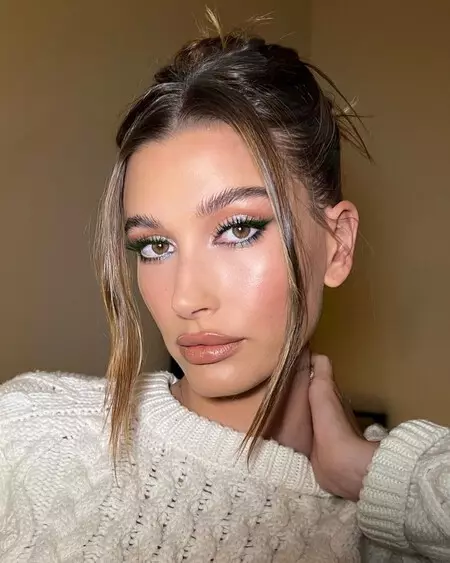 hailey bieber lip liner makeup