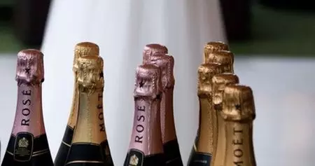 moet&chandon-bottles.j