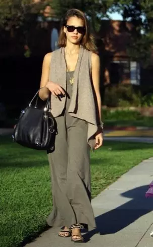 Jessica Alba : Tendances printemps-été 2011 gris