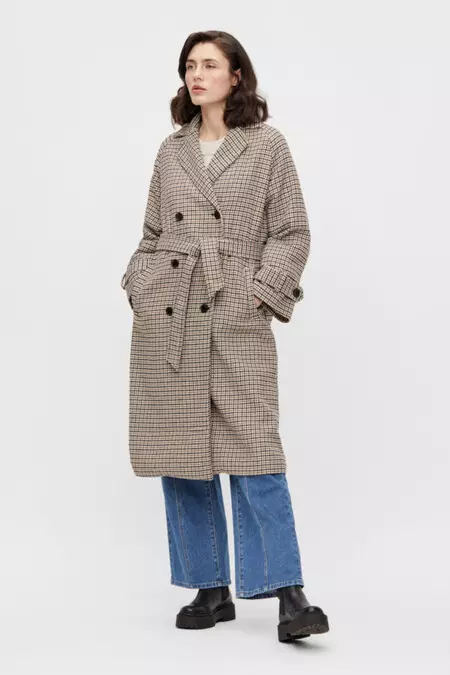 Mahabang coat na may plaid print.