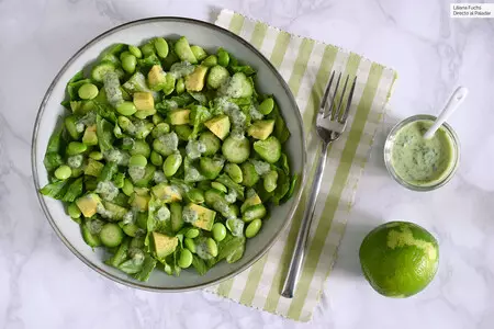 Salad Dengan Timun Edamame Avokado Dan Sos Berkrim