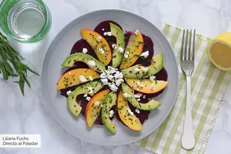 Rødbede, avocado og nektarinsalat