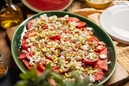 Vandmelon tomatsalat og fetaost med gurkemejeolie