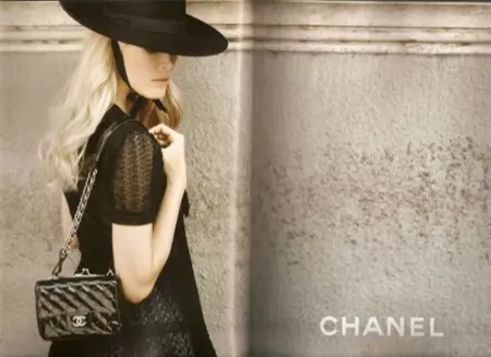 Chanel, feachtas Earrach-Samhradh 2010: Claudia Schiffer ar ais